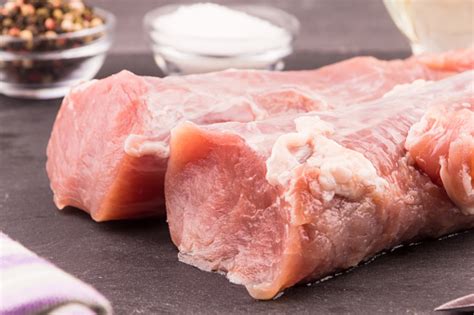 요리 재료와 어두운 배경에 원시 돼지고기 안심 클로즈업 건강한 식생활에 대한 스톡 사진 및 기타 이미지 건강한 식생활 고기 날것 Istock