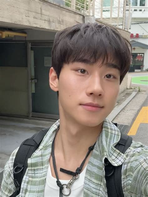 Ralph 호이테 체크셔츠 입고 산책 내가 젤 좋아하는 색🥰 승천쌤이 잘라준 넘모 맘에드는 머리 리쿠가 입은 호이테 티셔츠 이쁘다 바스크 치즈 케이크 사랑 아로마티카