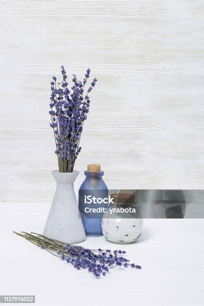 라벤더 아로마 테라피 스파 배경 말린 라벤더 꽃과 향기로운 바다 소금 복사 공간 0명에 대한 스톡 사진 및 기타 이미지 0명 가정의 방 개념 Istock