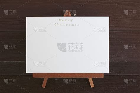 白纸上写着圣诞快乐
