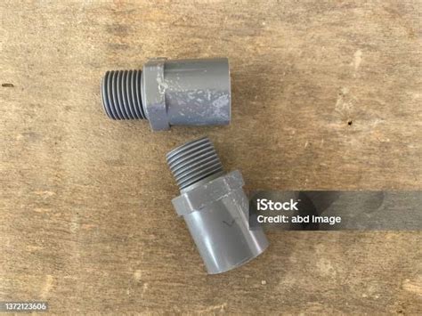 회색 Pvc 플라스틱 파이프 피팅 나무 배경에 격리 Pvc 파이프 밸브 소켓 Pvc 파이프 연결 설치에 대한 스톡 사진 및 기타