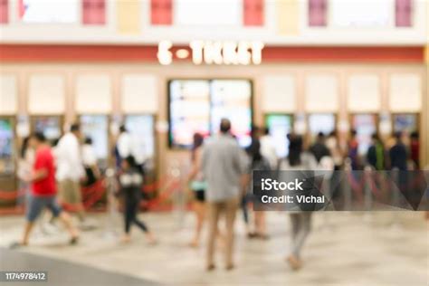 극장 앞 영화 또는 시네마 컴플렉스 라운지에서 영화 전자 티켓 기계에서 티켓을 구입하는 사람들의 추상적 인 디포커스 배경 개념에 대한 스톡 사진 및 기타 이미지 Istock