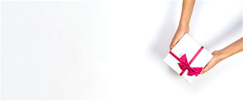 흰색 배경에 리본으로 묶인 선물 선물 상자를 들고있는 어린이 손 맨 위 보기 텍스트의 장소 휴일 개념 가족에 대한 스톡 사진 및 기타 이미지 Istock