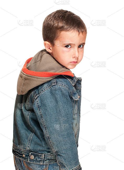 黑眼睛的小男孩转过身来
