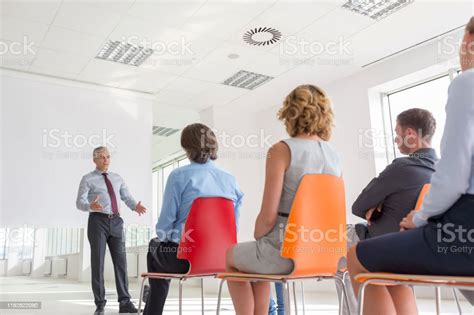 성숙한 사업가 회의 하는 동안 사무실에서 동료에 게 전략을 설명 남자에 대한 스톡 사진 및 기타 이미지 남자 남자 사업가 낮 Istock