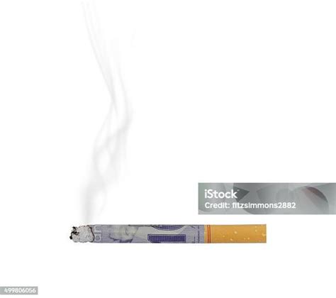 흡엽 시가렛형 10 지폐 작열감 구매가에흰색 바탕 건강하지 못한 생활방식에 대한 스톡 사진 및 기타 이미지 건강하지 못한