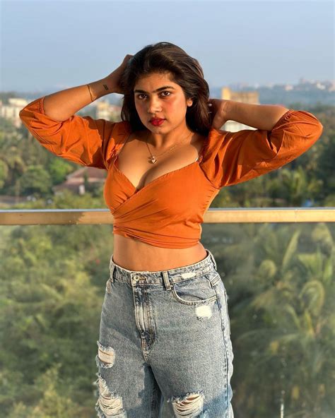 Jabardasth Rithu Chowdary Shares Latest Pics Lookig Stunning In Hot Looks ఎద అందాల ప్రదర్శనతో