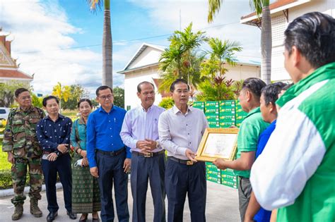 អ្នកឧកញ៉ា សំអាង វឌ្ឍនៈ ឧបត្ថម្ភស្រាបៀរគ្រុឌ ចំនួន២ពាន់កេស ជូនដល់រដ្ឋបាលខេត្តពោធិ៍សាត់ Khmer