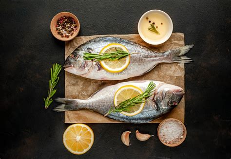 돌 배경에 향신료와 올리브 오일을 포함 한 두 개의 신선한 원시도 라도 생선 로즈마리에 대한 스톡 사진 및 기타 이미지 로즈마리 마늘 물고기 Istock
