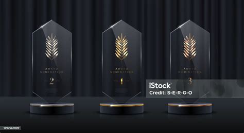 유리 상 트로피 세트 황금 야자 가지가있는 투명한 상금 템플릿 우승자 첫 번째 장소 개념 벡터 일러스트레이션 금 금속에 대한