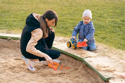 샌드 박스에서 노는 어머니와 아들 작은 건축업자 교육 상상력 목적성 개념 어린 시절의 부모 역할 기호 지원 2 3 살에 대한