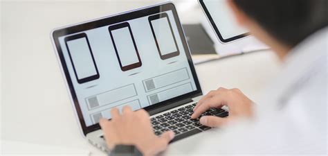 노트북 컴퓨터와 스마트 폰 응용 프로그램에서 작업 전문 Ui 웹 개발자의 자른 샷 개발에 대한 스톡 사진 및 기타 이미지 개발 검색 엔진 그래픽 사용자 인터페이스