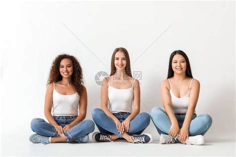 不同国籍白人背景的妇女制止种族主义现象高清图片下载 正版图片504125049 摄图网