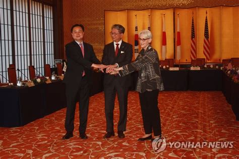 韩美日副外长在日本东京举行三边会议 韩联社