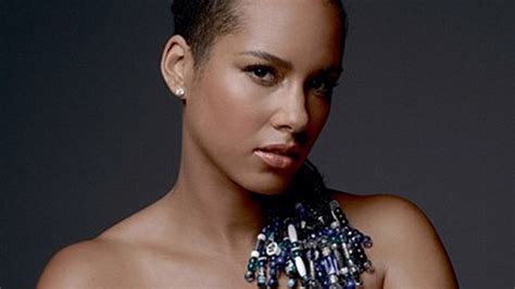 Pregnant Alicia Keys Shares Stunning Naked Bump Photo