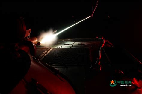 辣么美夜间射击训练 画面绚丽 军事 中国网
