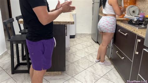 Esposa Dona De Casa Que Cozinha Tem Bunda Grande E Está Insatisfeita