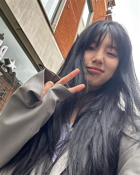 [잡담] 수지 셀카 각도 힙하고 예쁘다 인스티즈 Instiz 카테고리