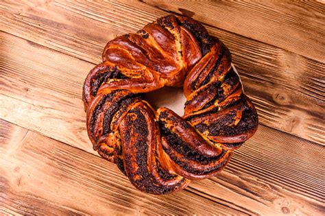 나무 테이블에 양 귀 비 씨앗 롤빵와 세라믹 플레이트 상위 뷰 갈색에 대한 스톡 사진 및 기타 이미지 갈색 계피 공휴일