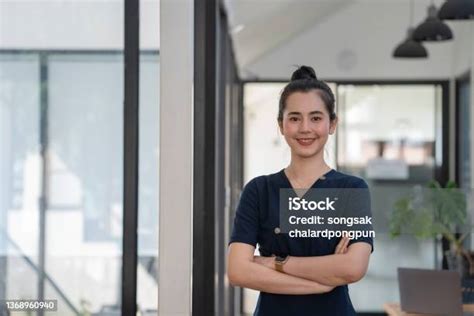 카메라와 미소를 바라보는 성공적인 아름다운 임원 사업가 스마트 캐주얼 웨어의 초상화 팔은 현대적인 사무실 직장에서 교차 경영자에 대한 스톡 사진 및 기타 이미지 Istock