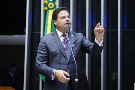 Sandro Alex deixa secretaria e volta ao posto de deputado federal durante negociações em
