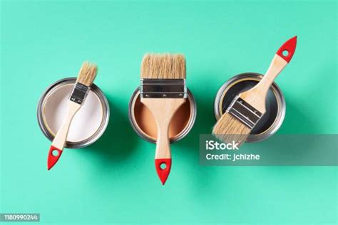 트렌디 한 녹색 배경에 브러시와 오픈 페인트 캔을 페인트 상단 보기 복사 공간 아파트에 대한 리노베이션 수리 건물 및 주택 설계 개념 2020년에 대한 스톡 사진 및 기타