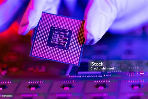실험실 기술자는 강력한 프로세서를 손에 들고 있습니다 반도체에 대한 스톡 사진 및 기타 이미지 반도체 대만 컴퓨터 칩 Istock