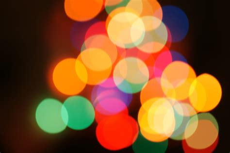 다 색 휴가 갈 랜드 갈 랜드 흐리게 많은 다채로운 라운드 조명 완전히 Defocused 사진입니다 배경을 흐리게 고 전경 휴일 분위기입니다 새 해와 크리스마스는 오고 있다