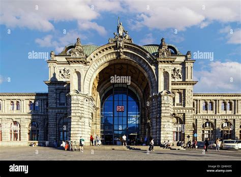Main Portal Main Station Deutsche Bahn Ag Db With Group Of Figures Triumph Of Technology