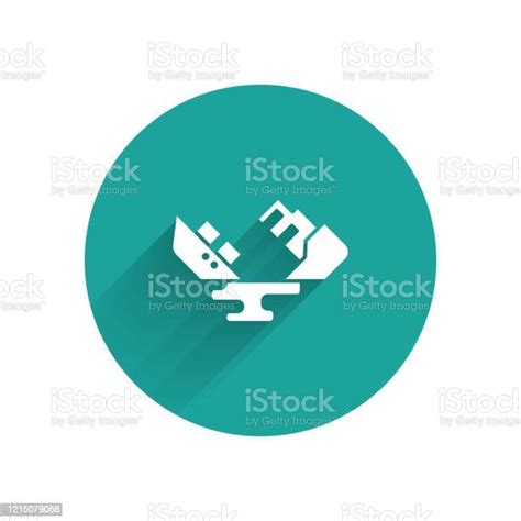 긴 그림자로 고립 된 흰색 난파 유조선 선박 아이콘입니다 기름 유출 사고 충돌 유조선 오염 환경 개념입니다 녹색 원 버튼입니다 벡터 일러스트레이션 가라앉음에 대한 스톡 벡터