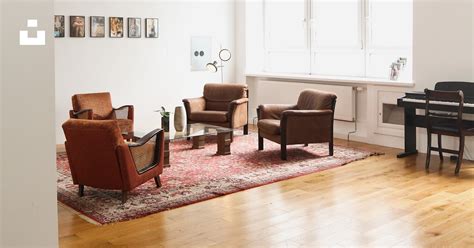 갈색 나무 쪽모이 세공 마루 바닥과 흰색 벽이 있는 거실 사진 Unsplash의 무료 베를린 이미지