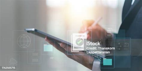 사무실 문서 감사 개념을 보여주는 회계사 검토 프로세스 계획 및 정확성 평가 조직의 중요한 문서 저장 관리 문서 시스템 회계사 감사 문서 디지털 화면에 대한 스톡 사진 및