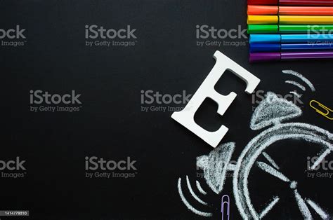 학교 용품 알람 시계 및 여러 가지 색의 연필 평평한 누워있는 상단보기 텍스트 공간을 복사합니다 학교에서 새로운 학년도의 개념