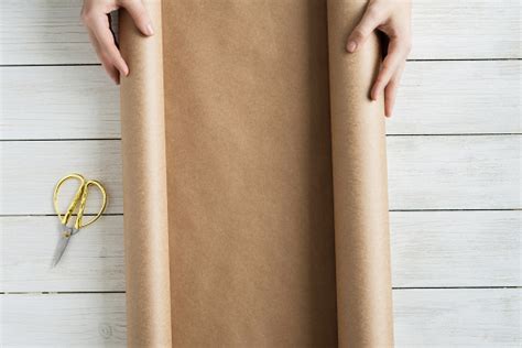 나무 흰색 테이블에 선물과 꽃을 포장하기 위해 갈색 공예 용지를 포장하는 여성의 손 공간을 복사합니다 가위에 대한 스톡 사진 및 기타 이미지 Istock