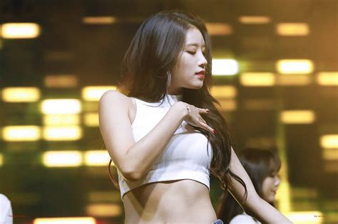 더쿠 최근 행사무대에서 미모로 화제가 된 여돌 jpgif