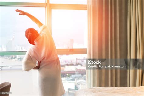 호텔 행복한 비즈니스 여성 인 분에서 아침에 퇴근 후 아시아 여성의 라이프 스타일을 쉽게 휴식을 취할 수 있습니다 당신의 인생 주간을 단순화 40 44세에 대한 스톡 사진