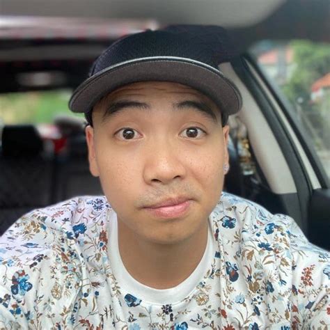 Bạn trai H Hen Niê khoe body khi đi du lịch châu Âu cùng nàng hậu 2sao