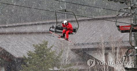 첫눈 맞으며 즐기는 스키
