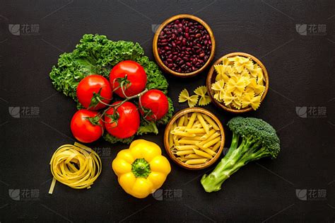 用生蔬菜、豆类和香草清洁饮食理念