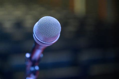 흐리게 비즈니스 포럼 회의 또는 회의실 개념 흐리게 배경을 통해 마이크 0명에 대한 스톡 사진 및 기타 이미지 0명 교습 교육 Istock