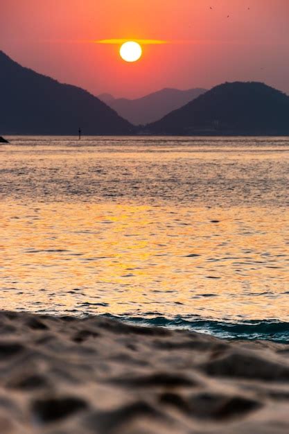 Premium Photo Sunrise At The Red Beach Of Urca In Rio De Janeiro