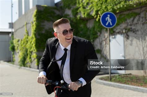 비즈니스 슈트와 선글라스를 착용한 남자는 전기 스쿠터를 타고 웃습니다 35 39세에 대한 스톡 사진 및 기타 이미지 35 39세 가꿔주기 개념 Istock