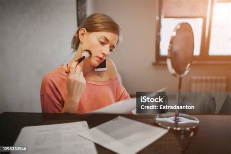 바쁜 여자는 화장을 만드는 독서 문서 T 같은 시간 전화 통화 여러 작업을 하는 사업가 멀티태스킹 비즈니스 사람입니다 감독에 대한 스톡 사진 및 기타 이미지 Istock