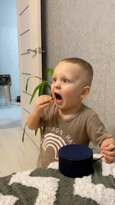 Мама попросила кусочек конфеты смотреть до конца 😂 лева малыш мамавдекрете прикол Youtube