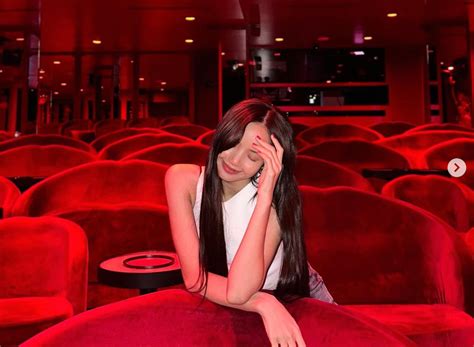 Lisa瘋馬秀首場造型曝光！「脫到剩性感內衣褲」粉絲驚呆