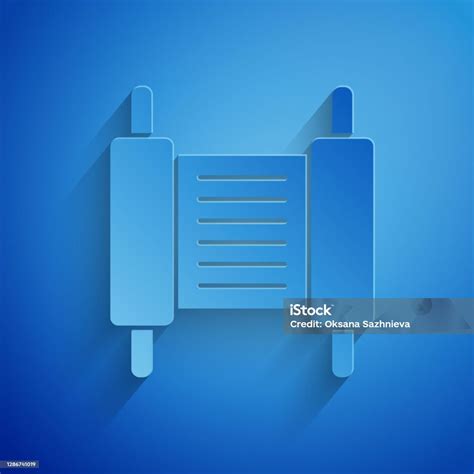 파란색 배경에 격리 된 토라 스크롤 아이콘을 잘라 용지 확장 된 형태로 유대인 토라 다윗 기호의 별 오래된 양피지 두루마리 종이