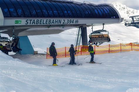 오스트리아 솔덴에서 겨울철 스키 리프트를 타고 스키를 타는 스키어들 3 명에 대한 스톡 사진 및 기타 이미지 3 명 겨울 경관 Istock