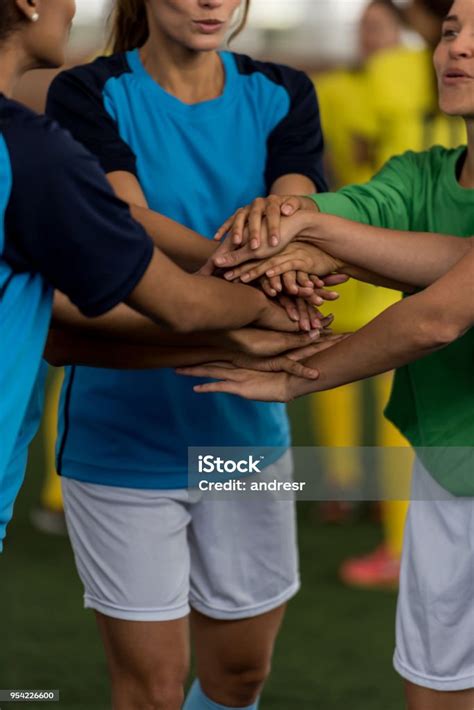 게임을 시작 하기 전에 손으로 모든 인식할 수 없는 여성 축구 선수 20 29세에 대한 스톡 사진 및 기타 이미지 20 29