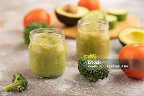 야채 믹스 브로콜리 갈색 콘크리트에 유리 병에 담긴 아보카도를 곁들인 아기 퓌레 측면도 선택적 초점 이유식에 대한 스톡 사진 및 기타 이미지 Istock