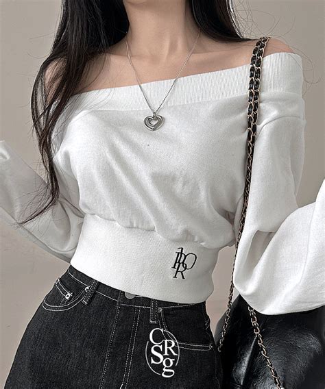 청순큐티휘뚜루템 허리잘록 원숄더 크롭 자수 맨투맨 에이블리